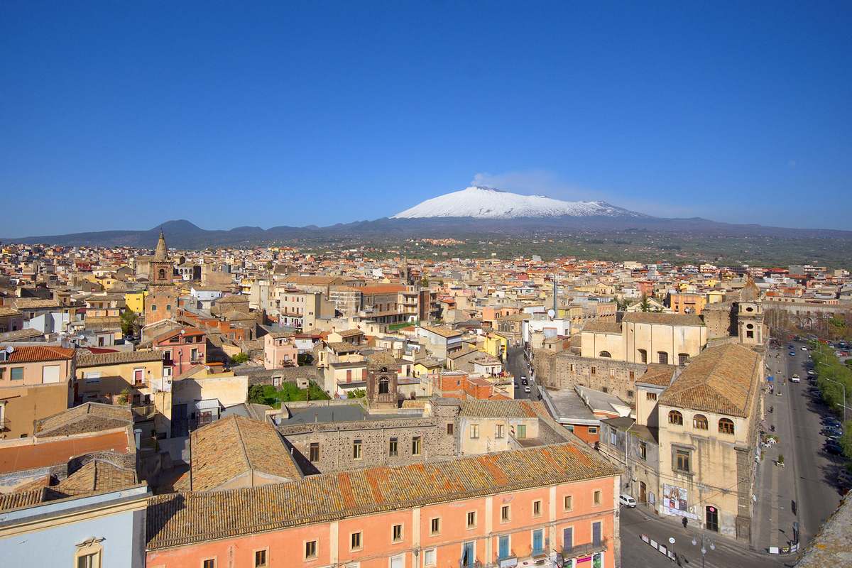 Adrano, antica cittadina immersa nell'incanto del Parco dell'Etna ...