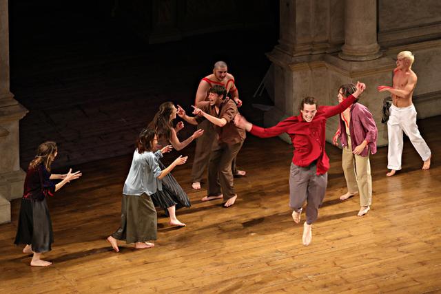 ''Prometeo incatenato'' di Gabriele Vacis, sulla Scalinata del Duomo di ...
