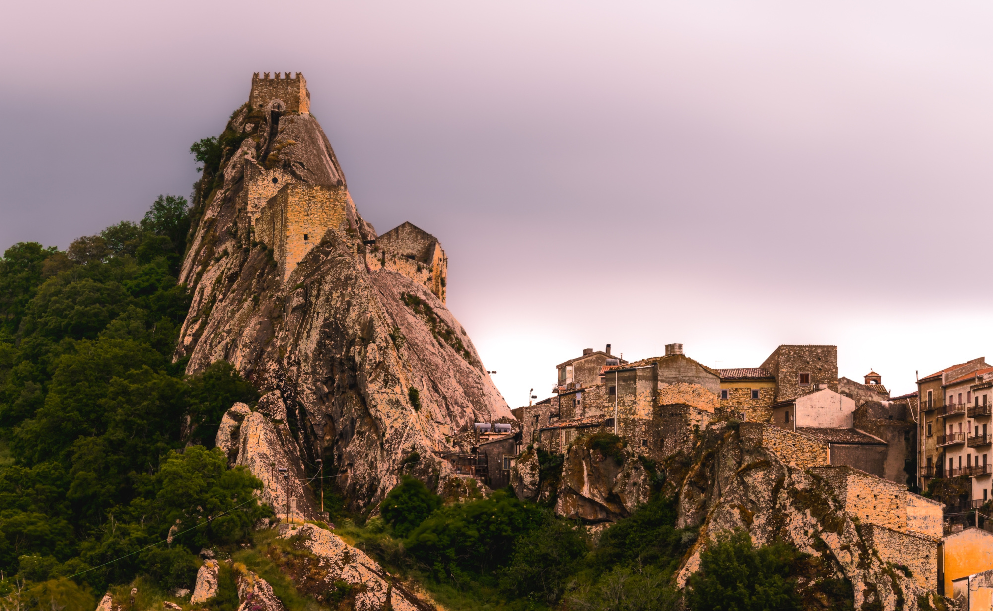 Vuoi conoscere il borgo rupestre di Sperlinga? | Guida Sicilia