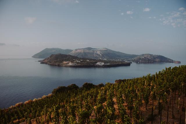 Lipari, Tenuta di Castellaro inaugura l'estate tra vino, gusto e ...